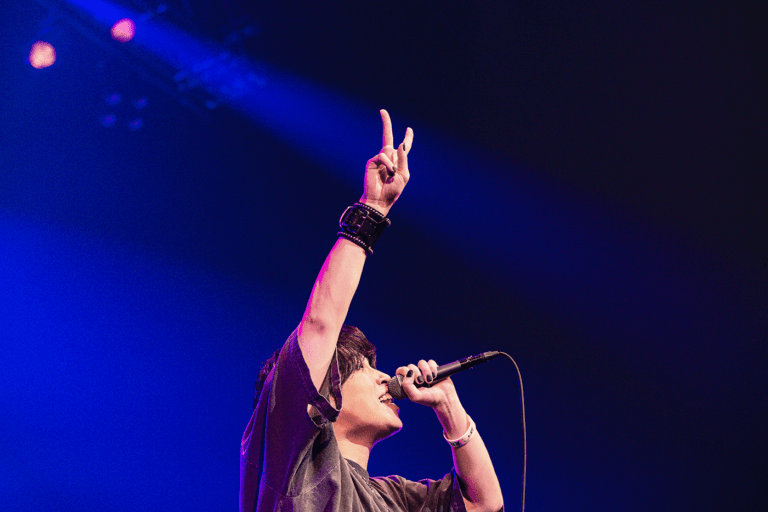 歌い手活動16周年を迎えたGero、美しいハイトーン・ボイスと渾身のMCで大熱狂の夜／2024年東京公演 Zeppツアー『火花』ライブレポート ...